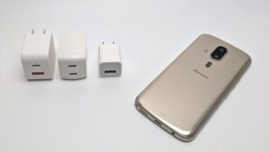 「らくらくスマートフォン F-53E」実機を手持ちのUSB PD急速充電器で充電してみた！おすすめの充電器は？