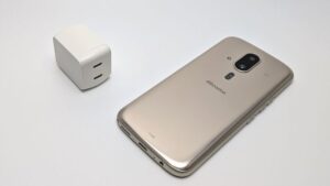 「らくらくスマートフォン F-53E」実機を手持ちのUSB PD急速充電器で充電してみた！おすすめの充電器は？
