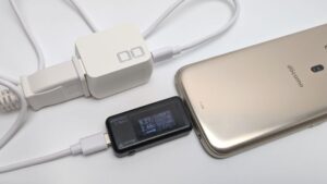 「らくらくスマートフォン F-53E」実機を手持ちのUSB PD急速充電器で充電してみた！おすすめの充電器は？